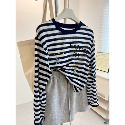 撞色条纹刺绣圆领长袖T恤女宽松