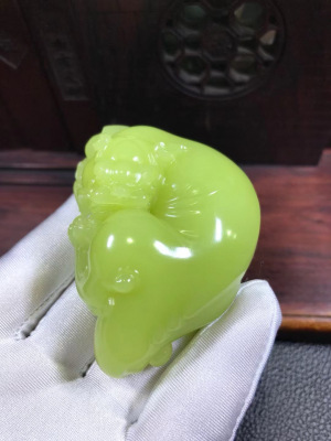 和田玉河磨玉椴树林黄绿肉貔貅手把件重133.4克玉净如水没有结构