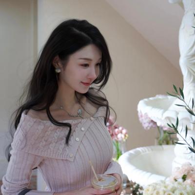 初雪天Wcouture秋冬新品 亮晶晶羊毛纱线 一字领露肩针织连衣短裙