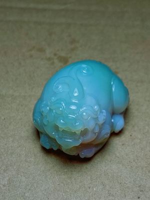 原矿挂件颜色艳丽细腻大师雕刻