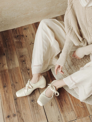 Nettle法式真皮复古文艺猪鼻法式系带粗跟浅口小众设计风单鞋