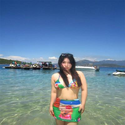 泡温泉女hellokitty分体式比基尼