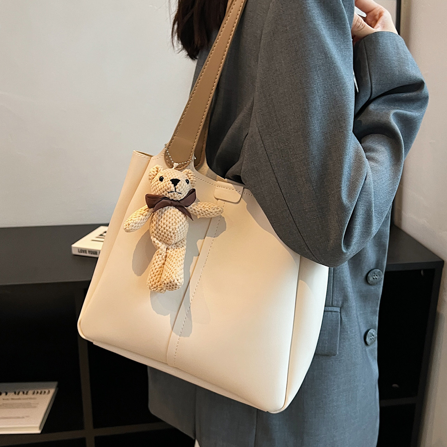 高级感简约托特包包女2026新款大容量手提单肩腋下包手提通勤女包