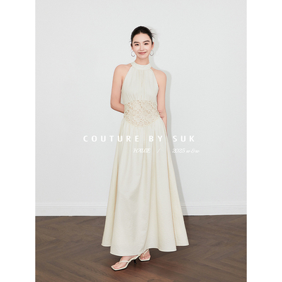 法式挂脖镂空绣花收腰连衣裙