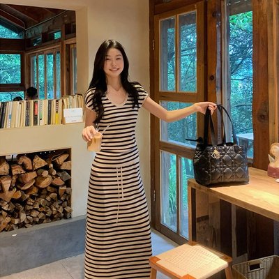 卡布奇诺莱赛尔天丝设计感百搭慵懒风气质U领短袖复古女