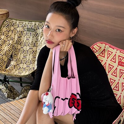 韩国联名款hellokitty猫可爱百褶针织手提包单肩包腋下包褶皱