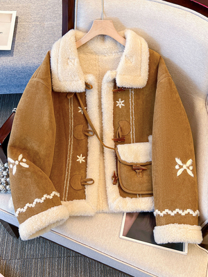 麂皮绒皮毛一体加绒外套女2025新款冬季加厚小个子独特漂亮牛角扣