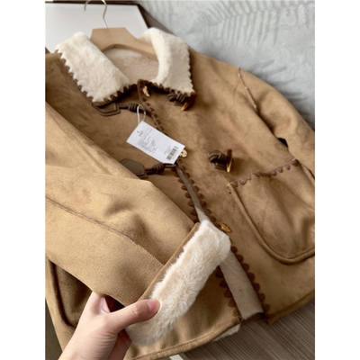 美拉德麂皮绒外套女秋冬2025新款仿羊羔毛牛角扣短款皮毛一体大衣