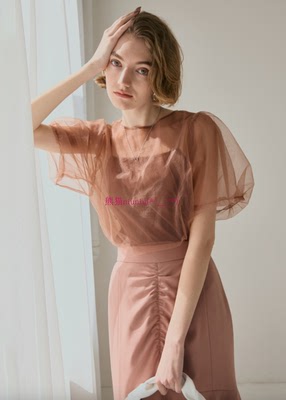 镂空吊带衫+透视薄纱衬衫两件套