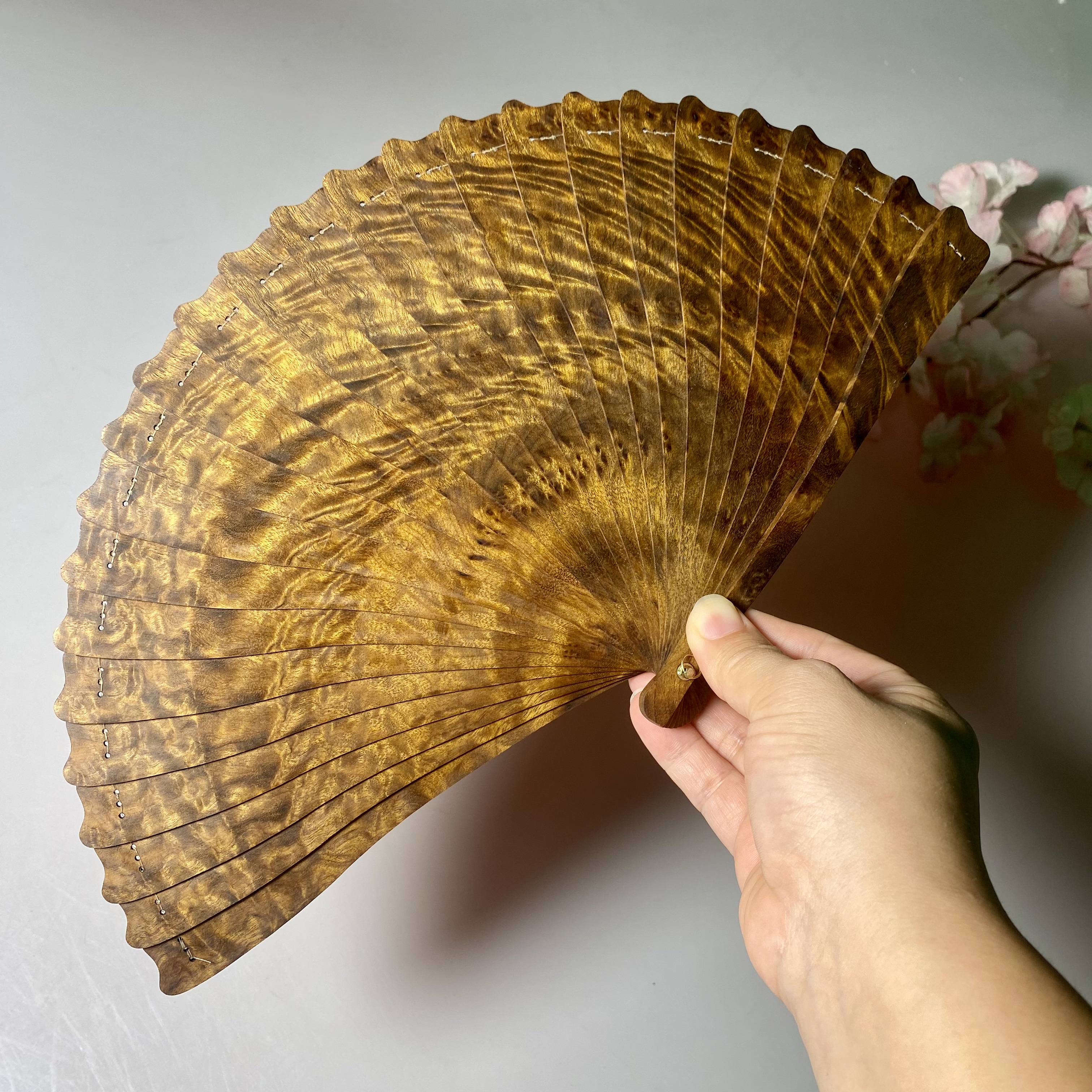 精品金丝楠木扇子小叶桢楠中国风折扇实木18厘米苏扇走秀古风扇