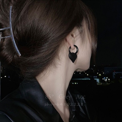 85度灰暗黑色系ins桃心夏季耳环女2023年新款潮百搭简约爱心耳饰