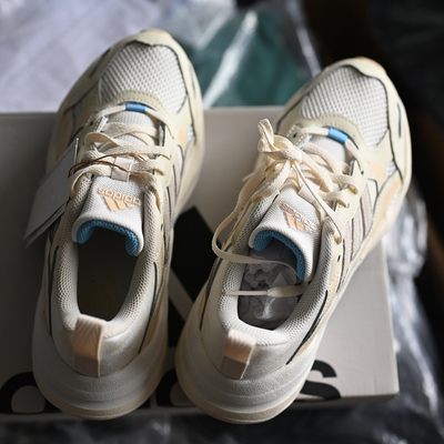 阿迪达斯女子厚底缓震耐磨跑鞋