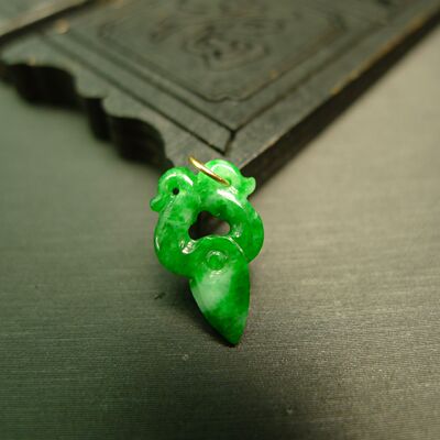 辣绿天然A货翡翠剪刀小坠角