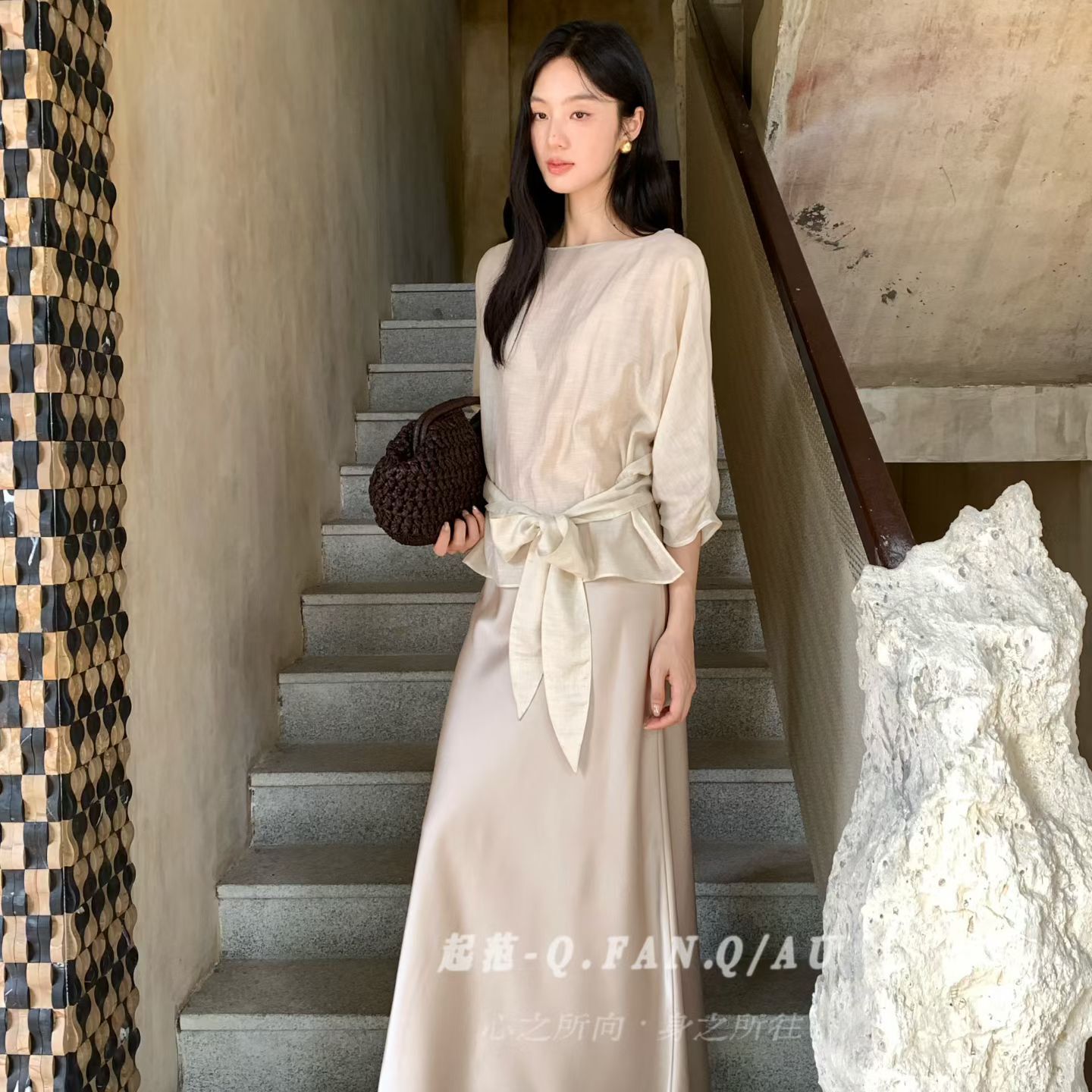 起范服饰有限公司-秋上新精致缎面质感纯色半身裙81890-2