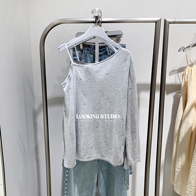 UR&DC2025秋季新款设计感时髦斜领露肩镂空铆钉薄款长袖针织衫女