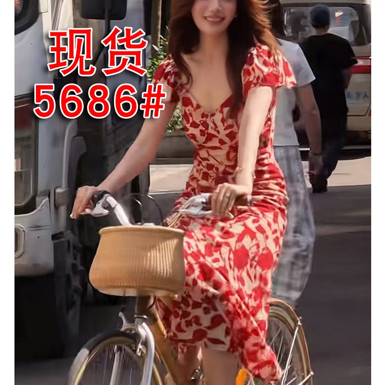 温柔风红色印花连衣裙女夏V领收腰显瘦中长裙度假风