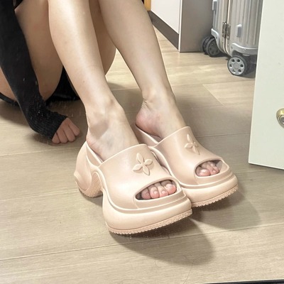 KIKIBEST厚底十字花高跟沙滩外穿松糕运动增高矮子乐凉拖鞋女夏季