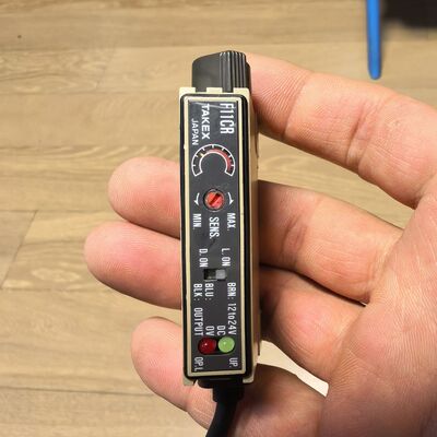 八成新TAKEX竹中光纤放大器F11CR  实物