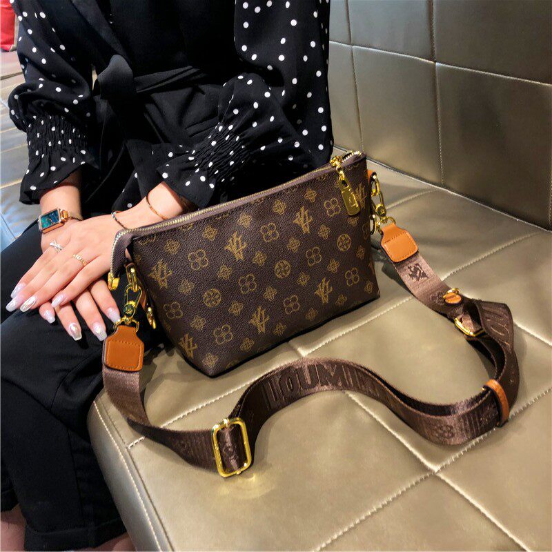 香港正品小包包2026新款百搭女士斜挎包真皮时尚单肩春夏饺子包潮