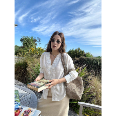 85天丝度假麻感花边装饰V领衬衫