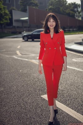 秋季新款女主持人播音员上镜艺