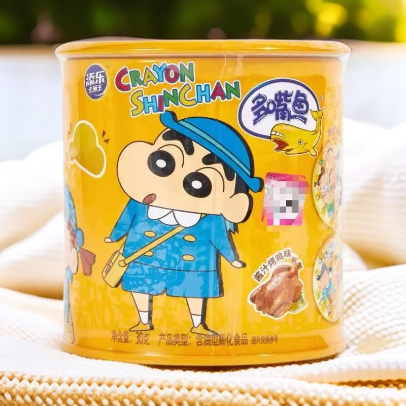 添乐卡通王蜡笔小新联名款多嘴鱼零食酱汁烤鸡番茄披萨味徽章盲盒