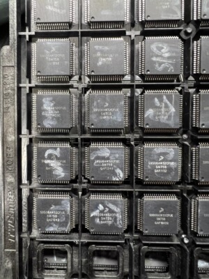 微控制器 S9S08AW32CFUE 5M75B MC9S08AW32CFUE QFP64