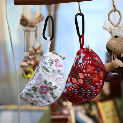 精美刺绣软贝壳包口红耳机包