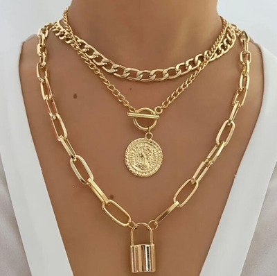 European and American ladies wear three-layered necklaces女