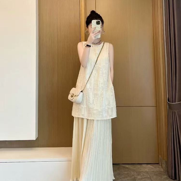 松弛感连衣裙夏季2025年新款流行无袖设计感气质压褶假两件长裙子