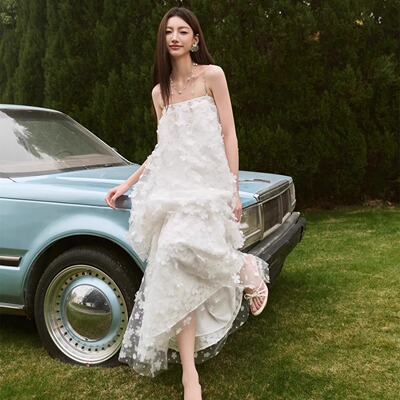 Three Quarters25SS 白色立体剪花吊带抹胸花朵连衣 裙