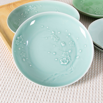 陶瓷盘子菜盘家用2026新款定制骨碟高级感梅花浮雕耐高温青瓷餐盘