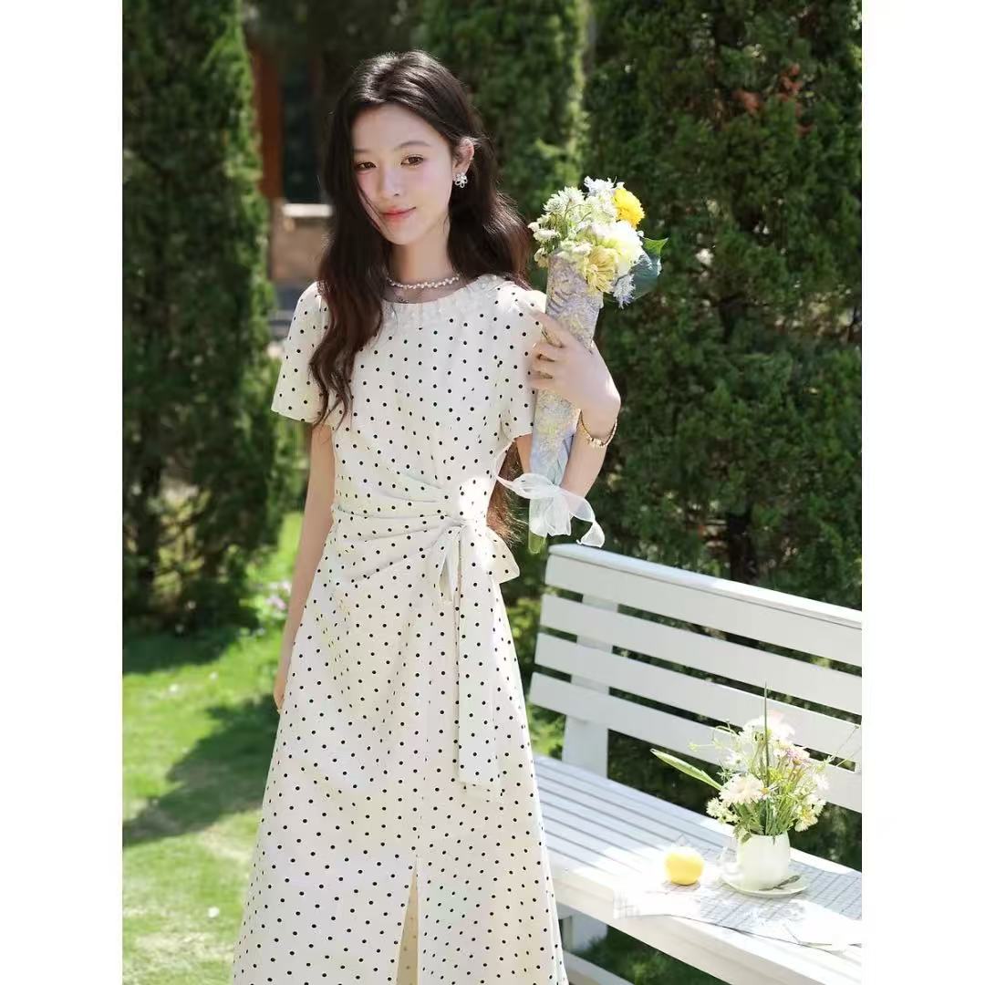 波点收腰连衣裙女2026夏季系带开叉设计气质显瘦通勤长款A字裙
