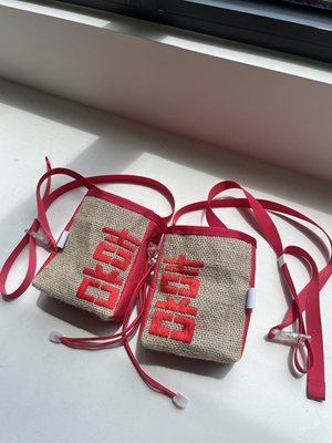 “双喜”重工传统手工刺绣 咖啡麻袋改“代代相传 ”情侣攀岩粉袋