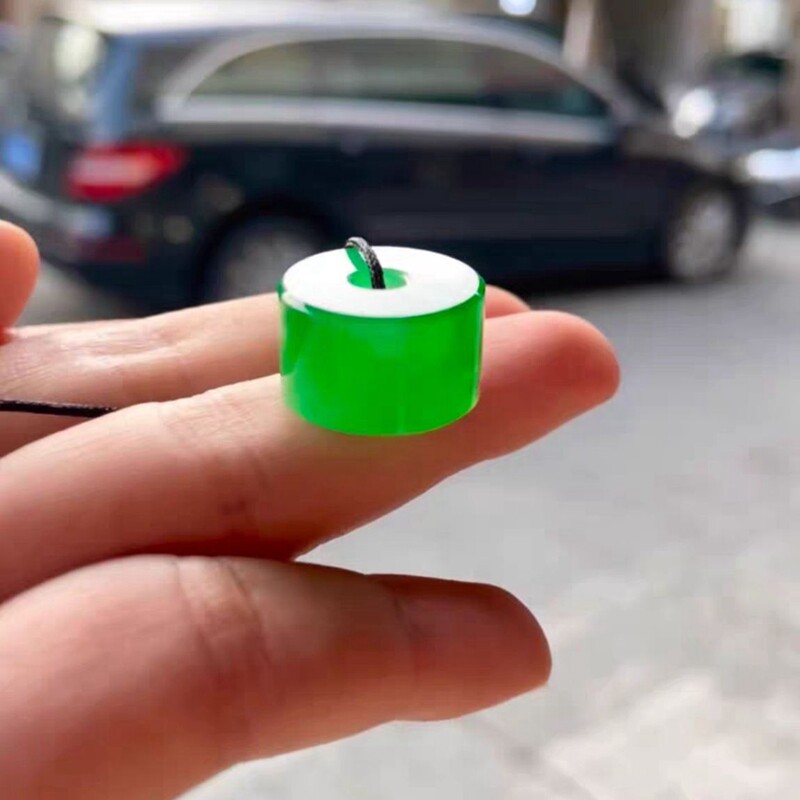 冰种阳绿翡翠路路通小吊坠精致时尚佩戴好看底色艳丽无瑕质地细腻