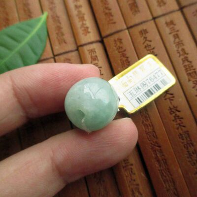 保真浅绿款路路通小吊坠76477实物拍图 缅甸玉天然A货翡翠玉桶珠