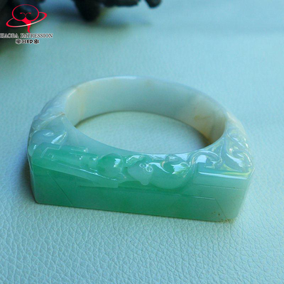 豪8印象手镯之家Z26039Z345翡翠手镯圈口56.0mm白底甜绿雕花玉镯