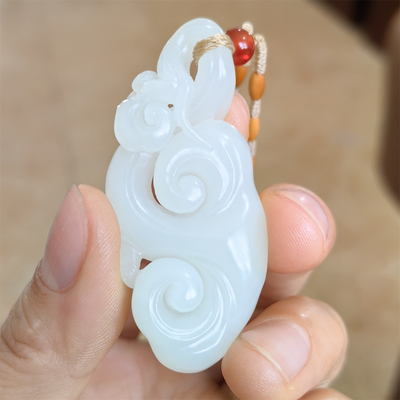 新疆和田羊脂白玉籽料如意挂件W03082