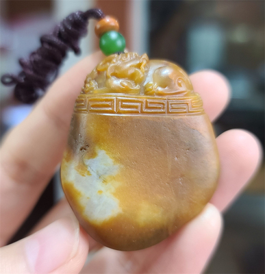 小石头和田黄沁籽料貔貅