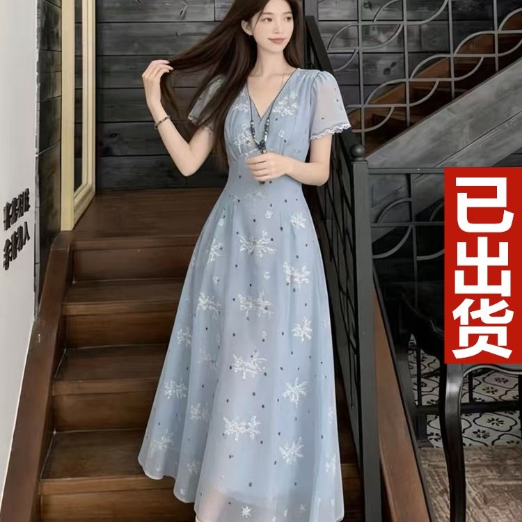 法式温柔感清新减龄蓝色连衣裙女夏2026新款大码胖mm垂感印花长裙