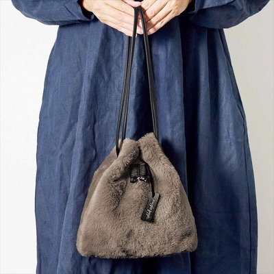 日杂附录亚马逊有售小众设计毛绒休闲水桶包斜挎手提包P52