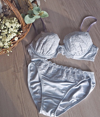 日本华歌尔AMPHI有钢托文胸套装