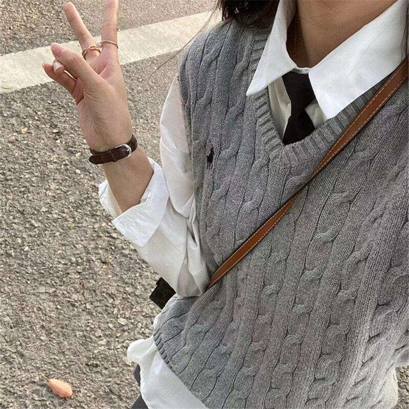 羊毛V领扭花针织马甲秋冬新款小马刺绣毛衣坎肩百搭无袖宽松背心
