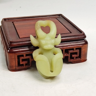 挥泪亏甩和田玉河磨玉黄白红山文化玉器太阳神玉人挂件54.9克