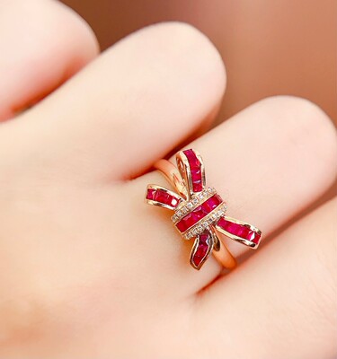 18k天然红宝石戒指   总重：2.59克 主石：1.2克拉 钻石：20颗