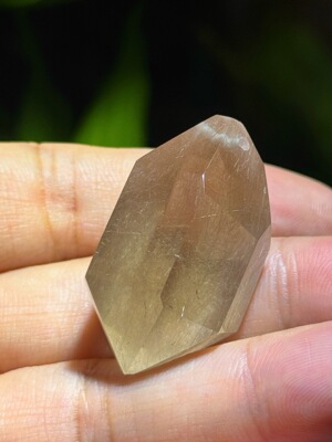 天然兔毛随形水晶吊坠，晶体通透完整，尺寸大约34.7-20.7-17.2mm