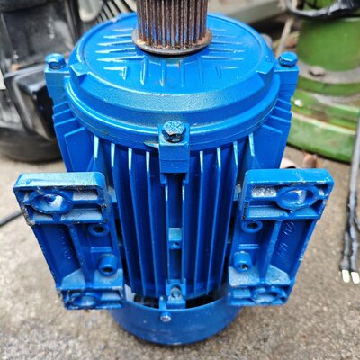 YONGKUN三相异步电机，型号YS8026，0.55KW，