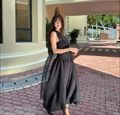 越十年越南小众gout新款精致优雅气质斜肩网纱拼接露背连衣长裙