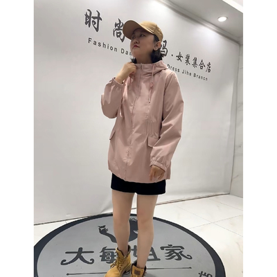 3508芮娜依莲秋季新款加肥加大码女装通勤立体剪裁连帽风衣外套