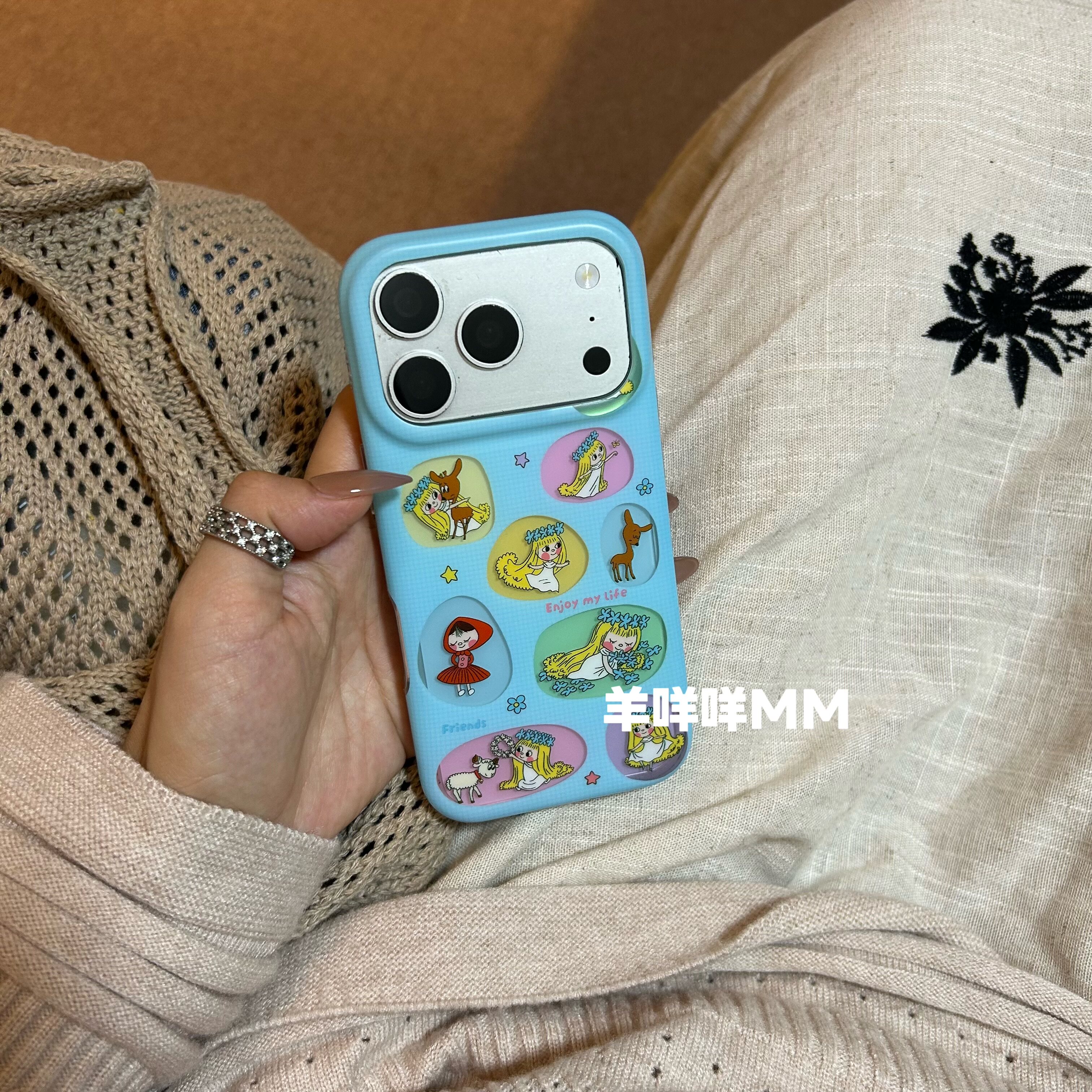 羊咩咩MM可爱少女心花环黄发卡通甜美苹果17ProMax手机壳适用iPhone17Pro小众防摔16/15Pro全包软保护套